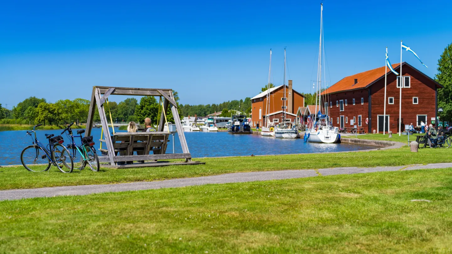 Popular guest harbour in cosy Lyrestad | Göta kanal